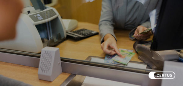 ¿Qué hace un cajero bancario? | Certus Blog